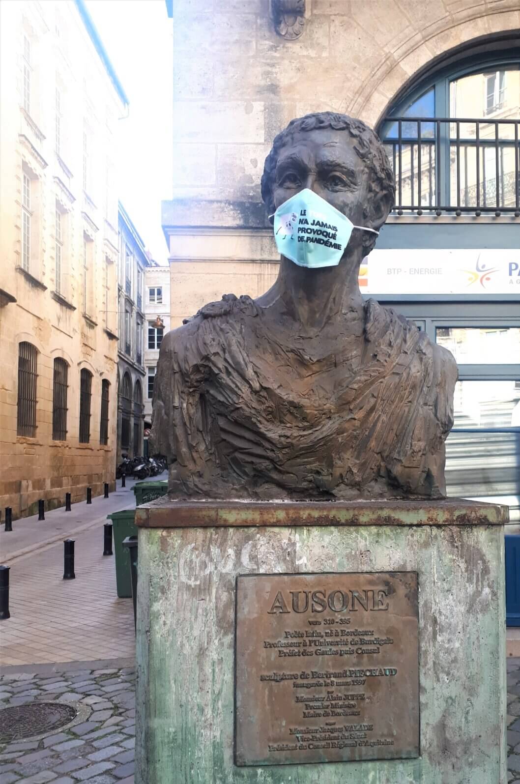 Des statues bordelaises revêtent des masques rappelant que « le tofu n ...