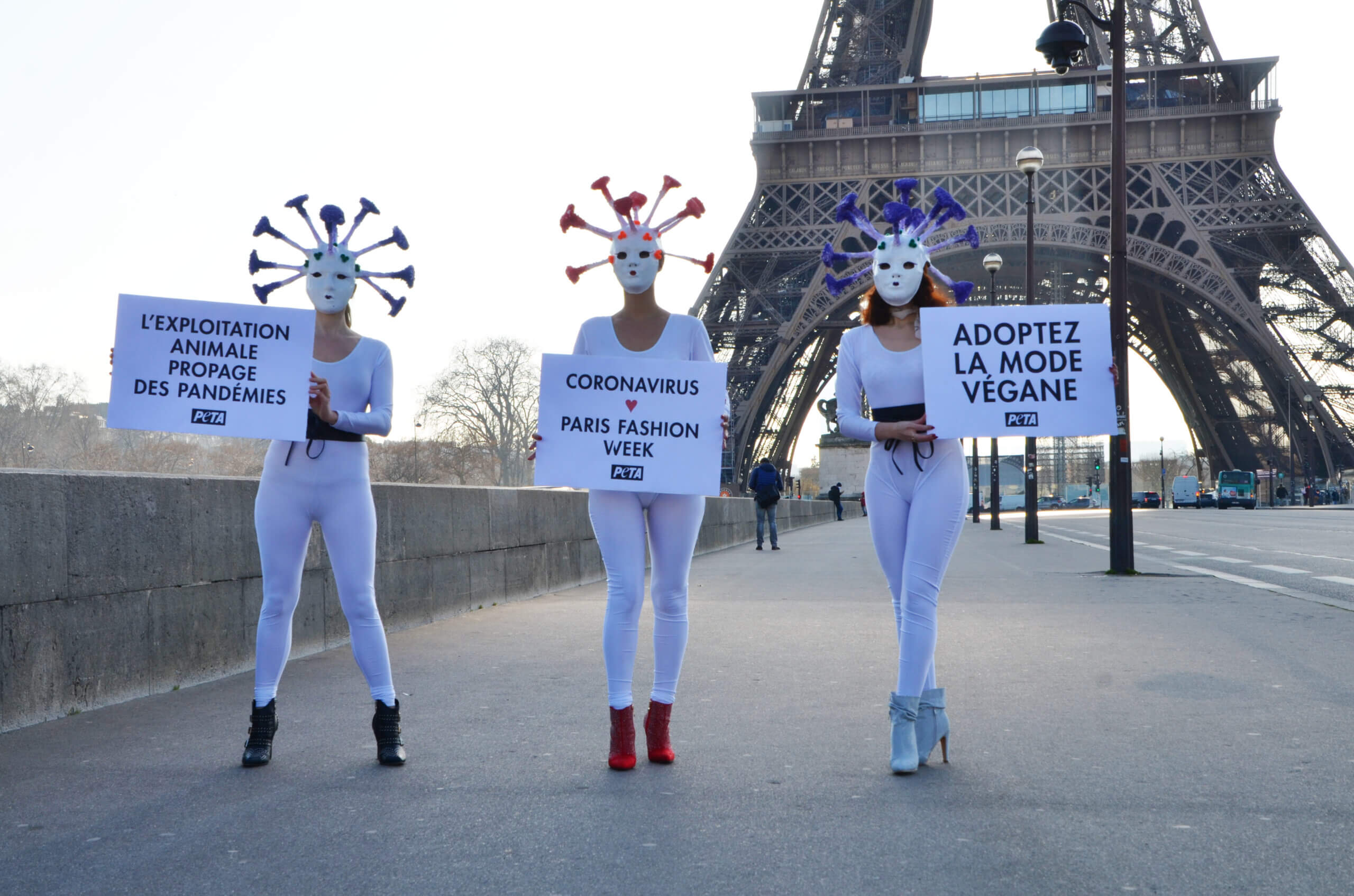 « Le coronavirus ︎ Paris Fashion Week » : des ‘virus géants’ rappellent ...