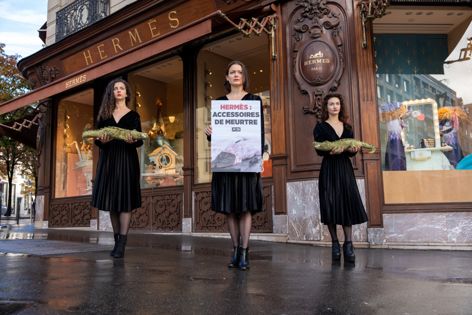 Des militants brandissent des « crocodiles » pour appeler Hermès à dire ...