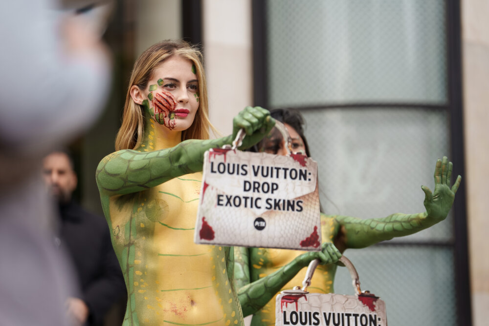 Trois « crocodiles écorchés » devant Louis Vuitton – PETA France