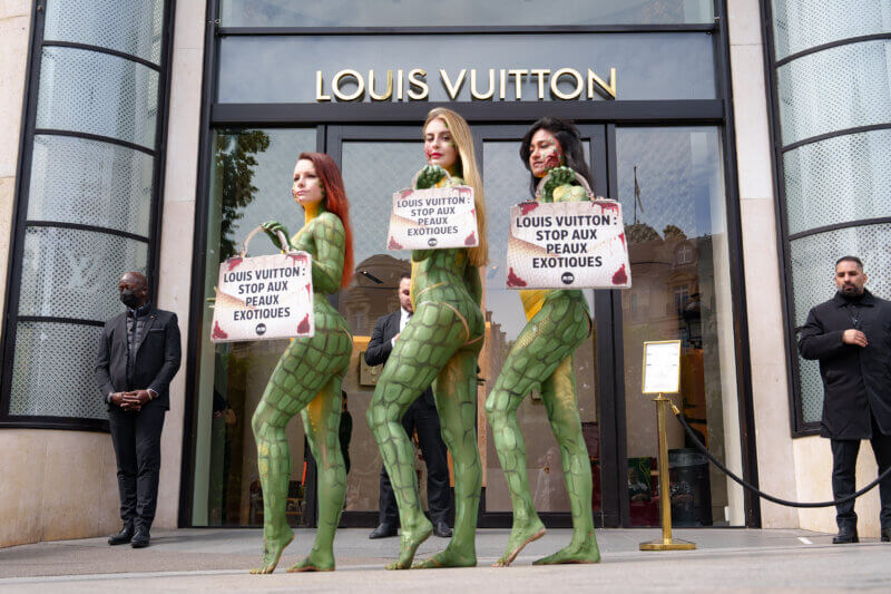 Trois « crocodiles écorchés » devant Louis Vuitton – PETA France
