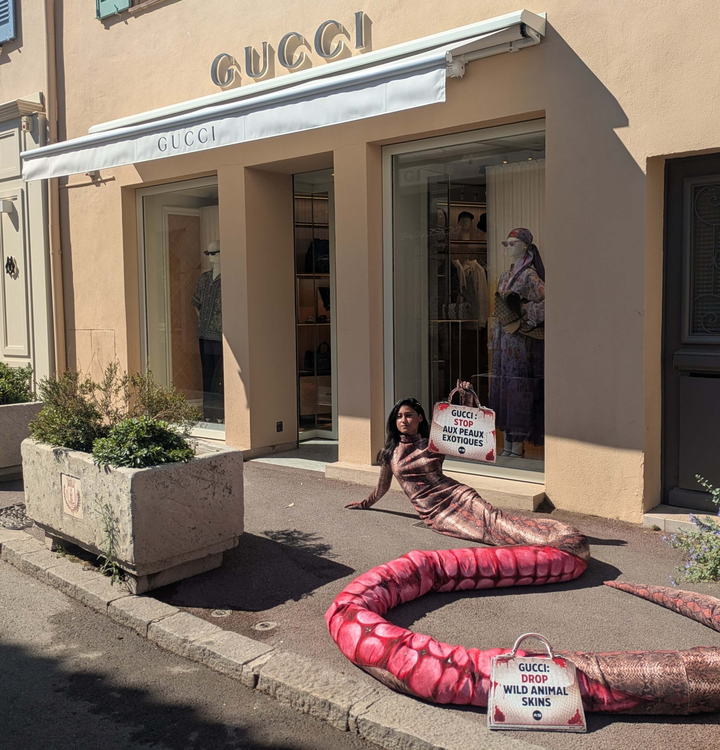 St Tropez : Un « serpent » géant s’enroule devant Gucci pour dénoncer l ...