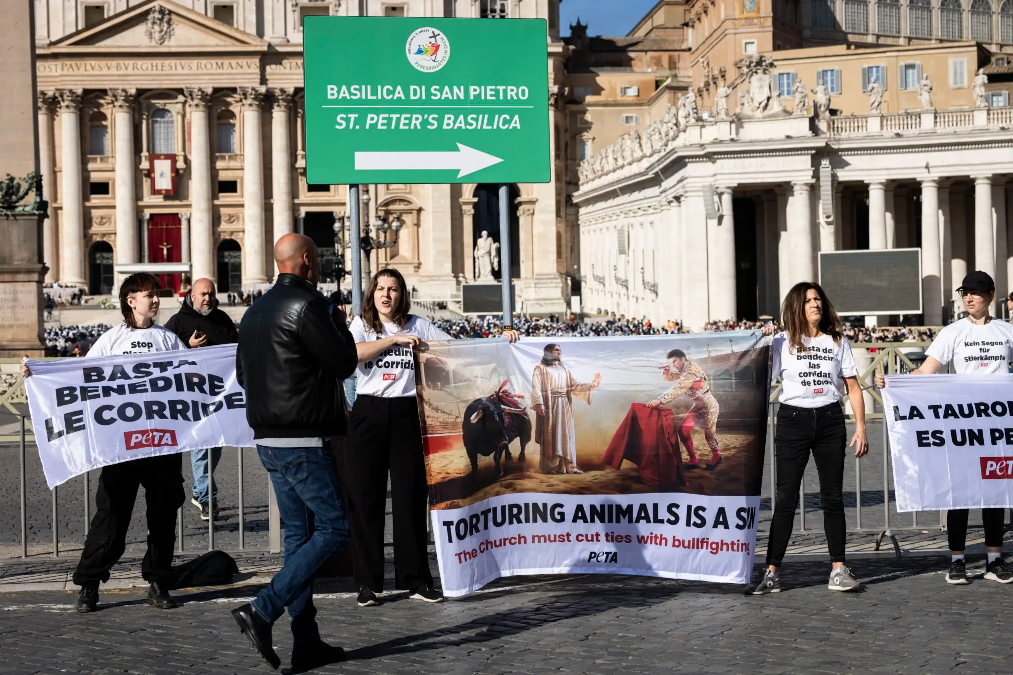 Des activistes de PETA arrêtés devant le Vatican - PETA France