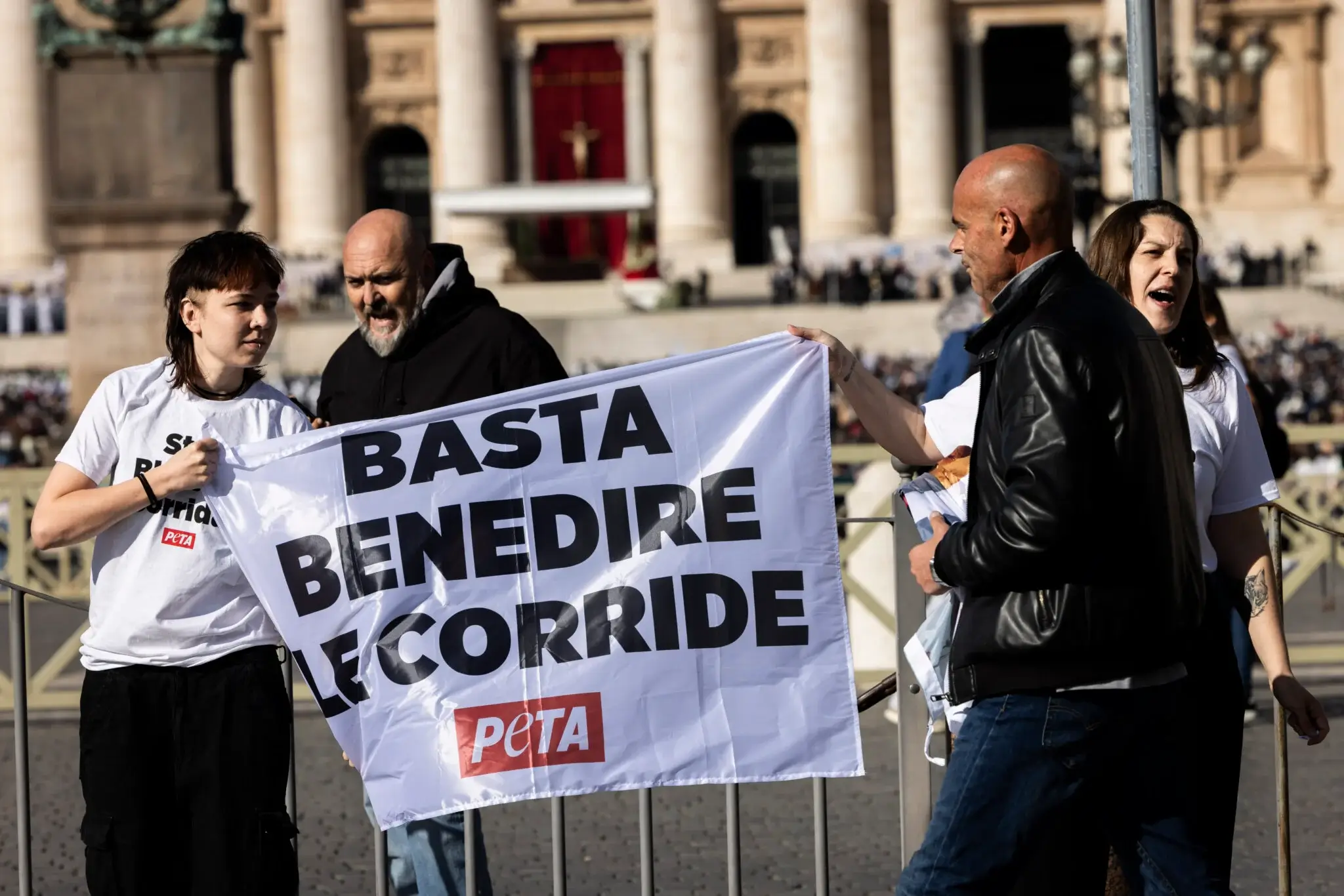 Des activistes de PETA arrêtés devant le Vatican - PETA France