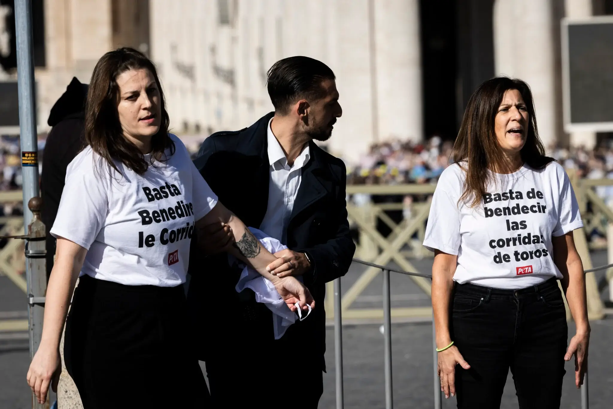 Des activistes de PETA arrêtés devant le Vatican - PETA France