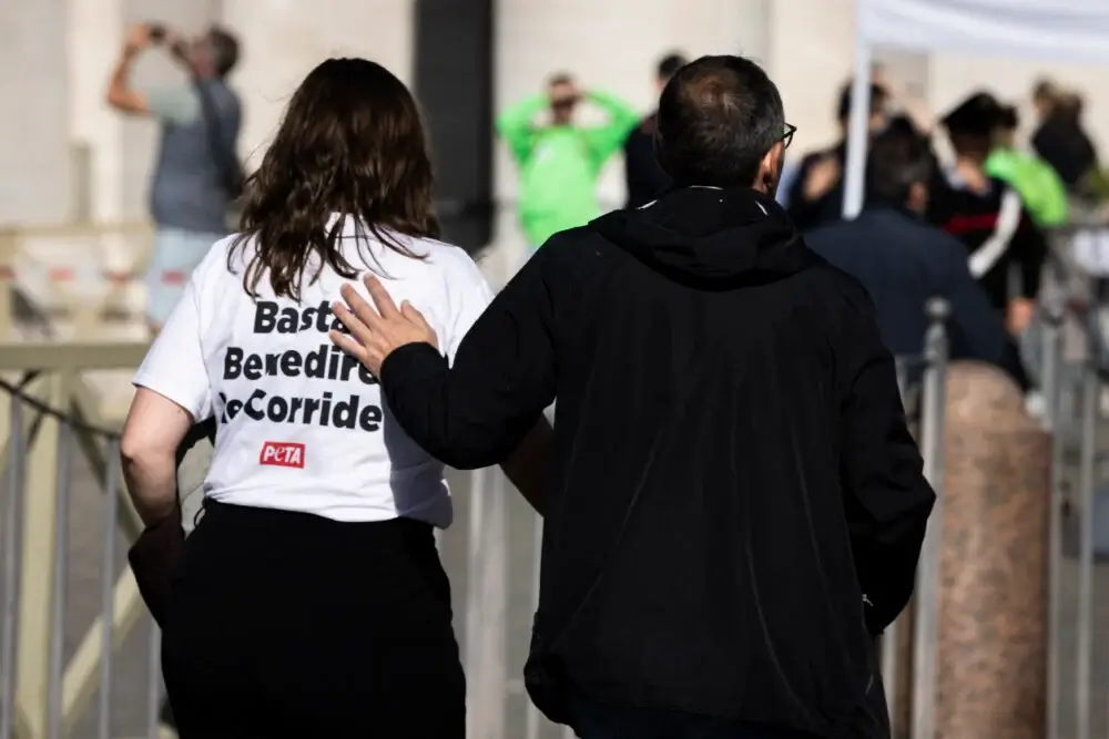 Des activistes de PETA arrêtés devant le Vatican - PETA France